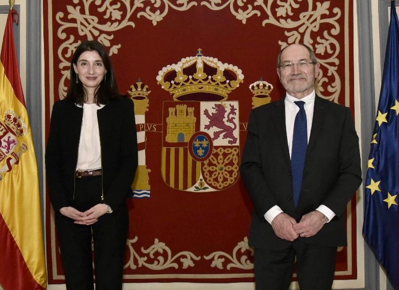 Pedro Mier, presidente de AMETIC y Pilar Llop, ministra de Justicia ...